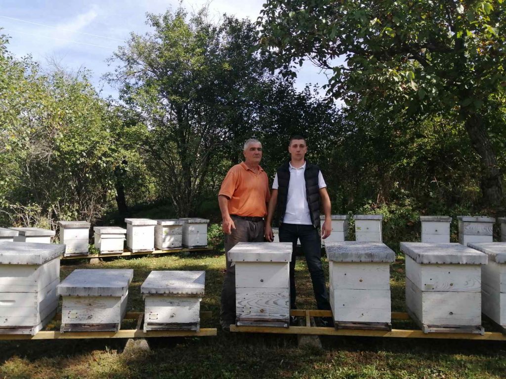 Stanojevići pripremaju api komore u nedođiji u blizini Bujanovca ...