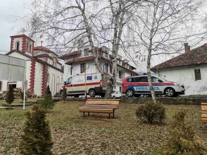 TRAGEDIJA KOD TRGOVIŠTA:Baka pronađena mrtva, deka u teškom zdravstvenom stanju - VOM