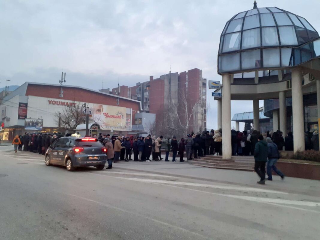 Redovi od ranih jutarnjih sati, zbog vaučera - Vranjski online magazin VOM