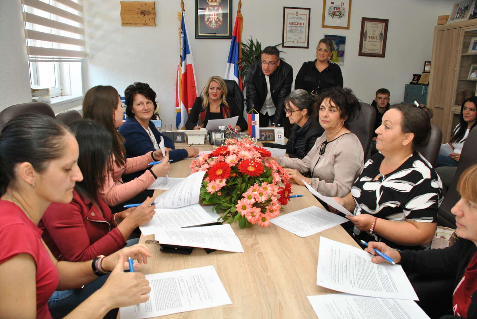 Potpisani ugovori sa gerentodomaćicama u Trgovištu - Vranjski online ...